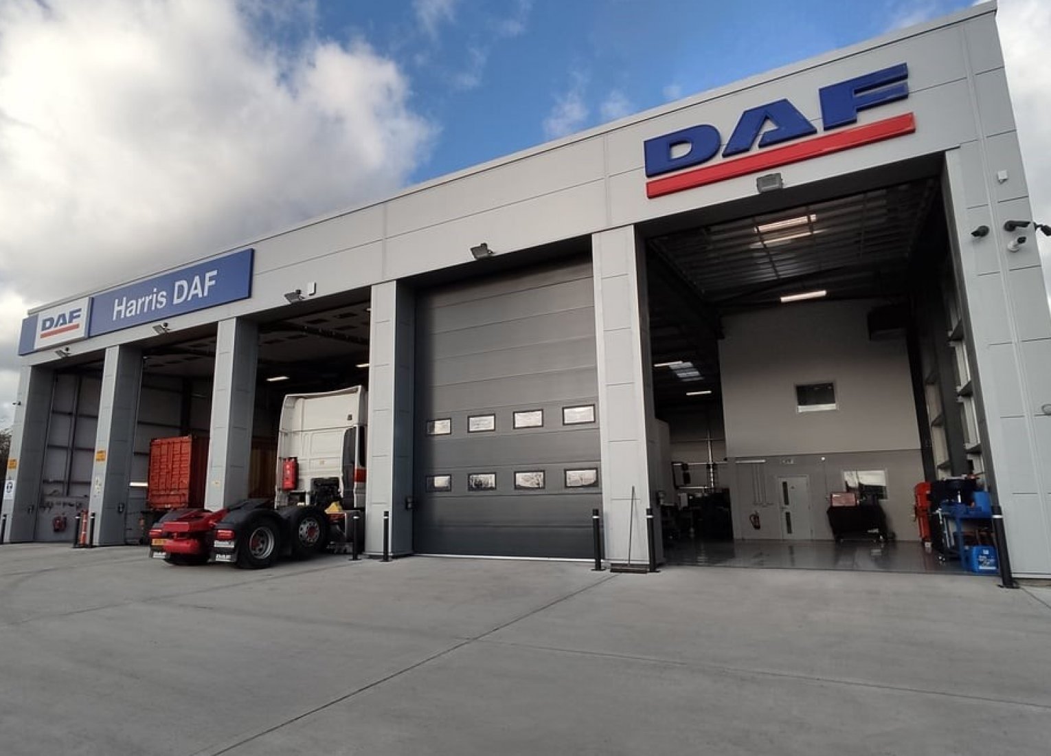 Harris DAF opens doors to all-new workshop facility